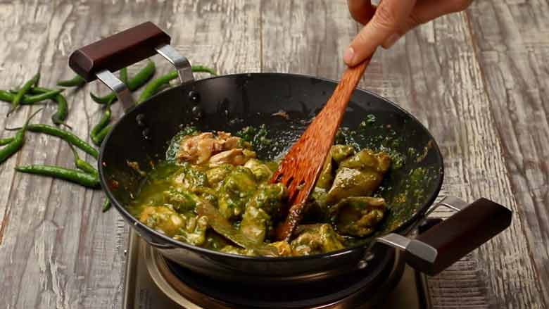 Hariyali Chicken Recipe: Best Hariyali chicken, Green Chicken Curry ...
