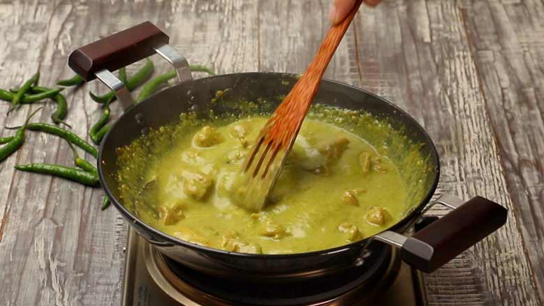 Hariyali Chicken Recipe: Best Hariyali chicken, Green Chicken Curry ...