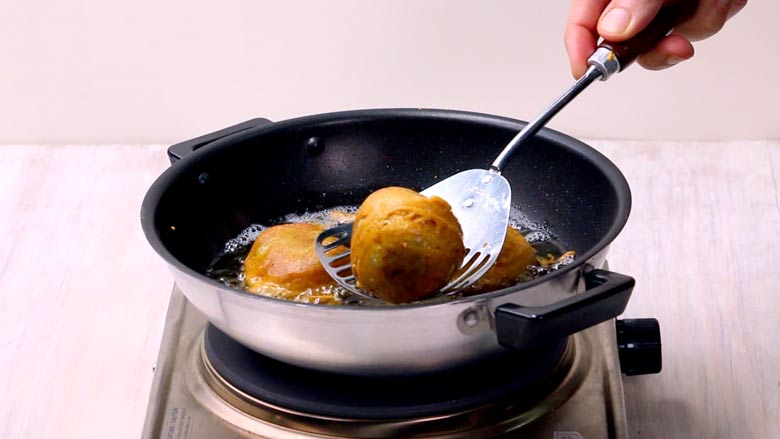 Vada Pav Recipe: How to make Mumbai style Vada Pav - Yummefy Recipes