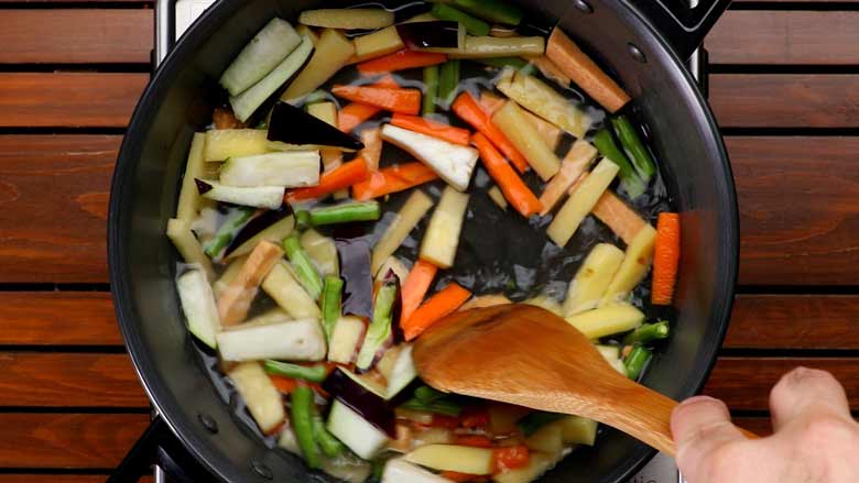 Mixed Vegetable Curry Recipe - How to Make Kerala Style Avial - Yummefy ...