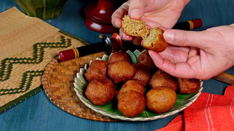 Gulgule Recipe | How to make Gulgule recipe with Jaggery by Yummefy