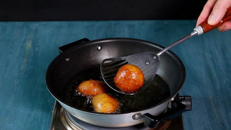 Gulgule Recipe | How to make Gulgule recipe with Jaggery by Yummefy